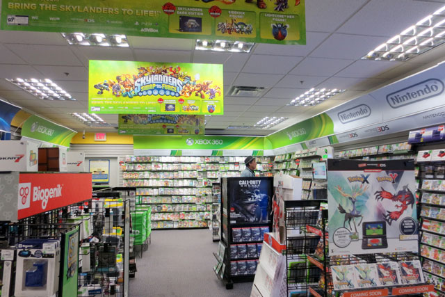 City Walk : Going to the Game Store | Loulou Downtown